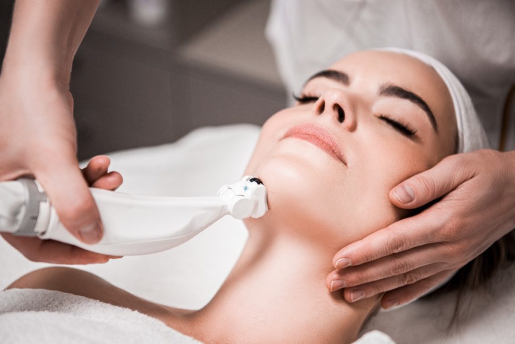 Talgdrüsen verstopft: Ursachen und Behandlung – FineSkin